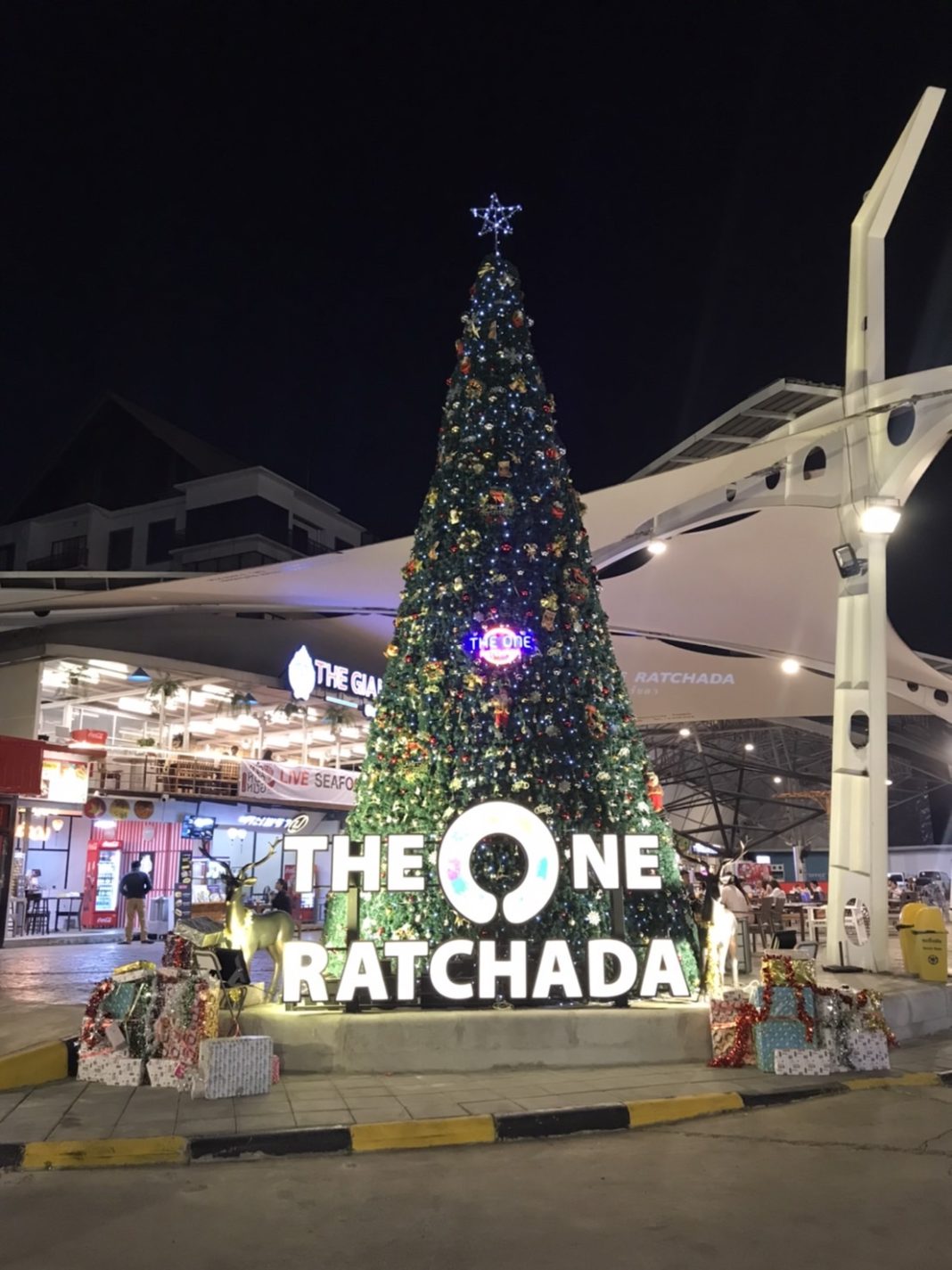 The One Ratchada night Market (ザ ・ワンラチャダ―ナイトマーケット（旧鉄道市場）) - sanay