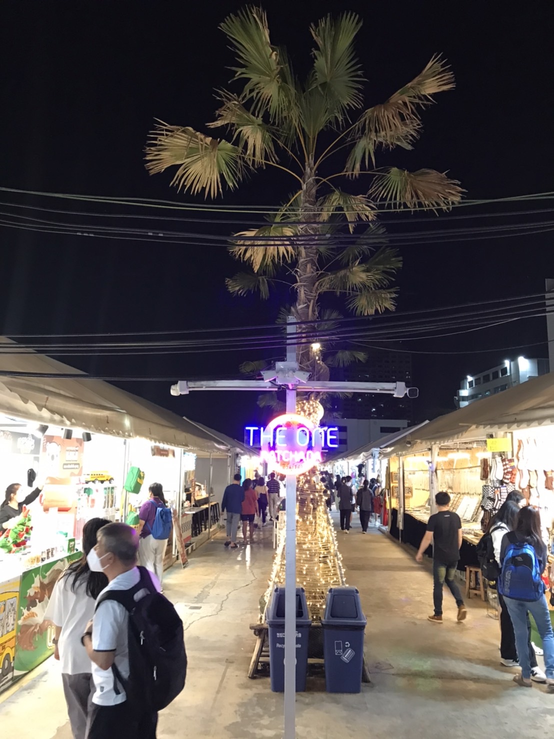 The One Ratchada night Market (ザ ・ワンラチャダ―ナイトマーケット（旧鉄道市場）) - sanay