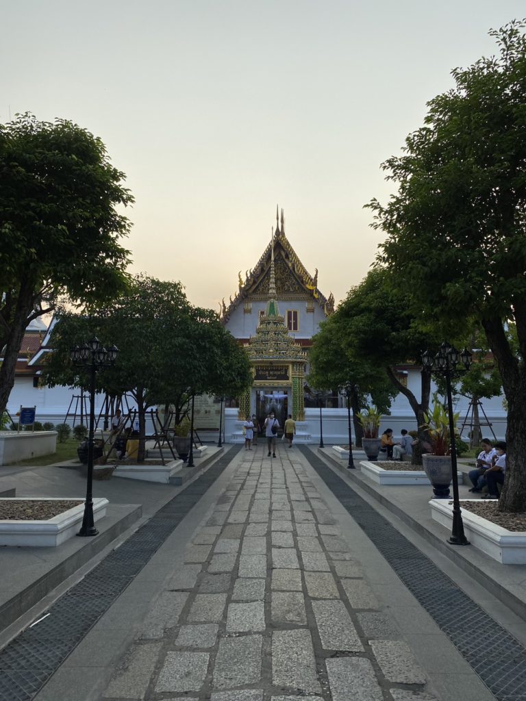 Wat Rakhang Khositaram Woramahawihan（ワット・ラカンコシターラーム / 鐘の寺） sanay - sanay