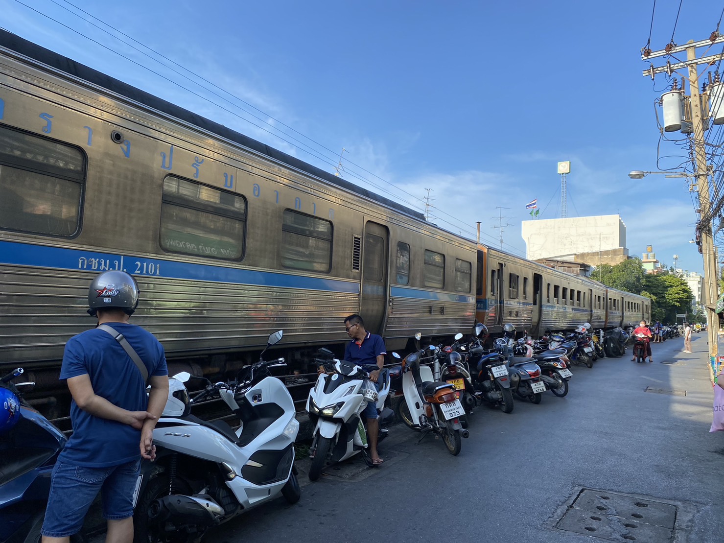 食べ歩き屋台の市場 タラート・プルー Talat Phlu Market - sanay